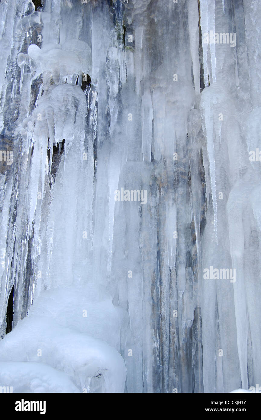 Icicles on a rock wall hi-res stock photography and images - Alamy