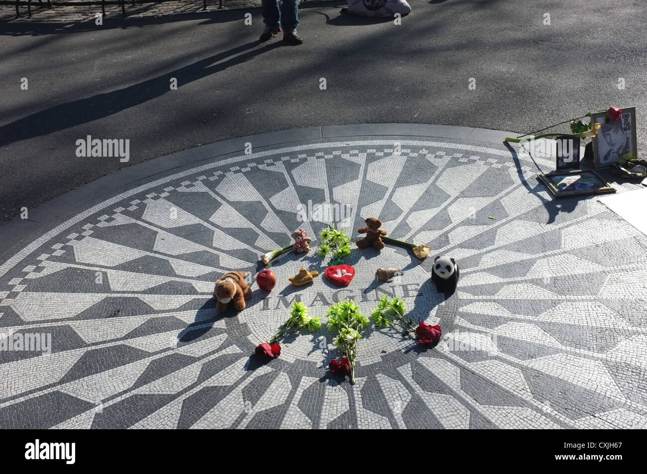 John lennon memorial at strawberry fields hi-res stock photography and ...