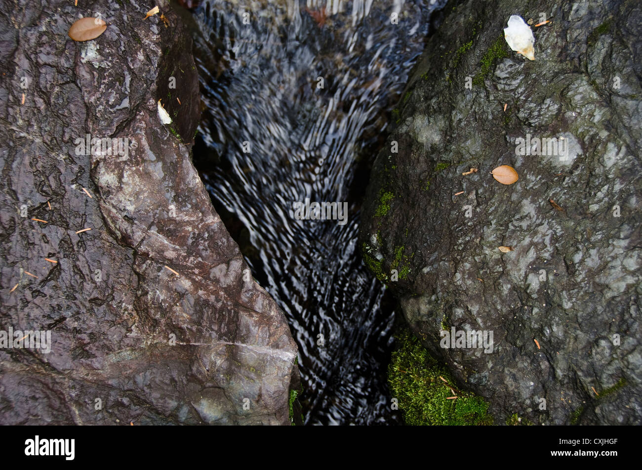 Water in between rock boulders hi-res stock photography and images - Alamy