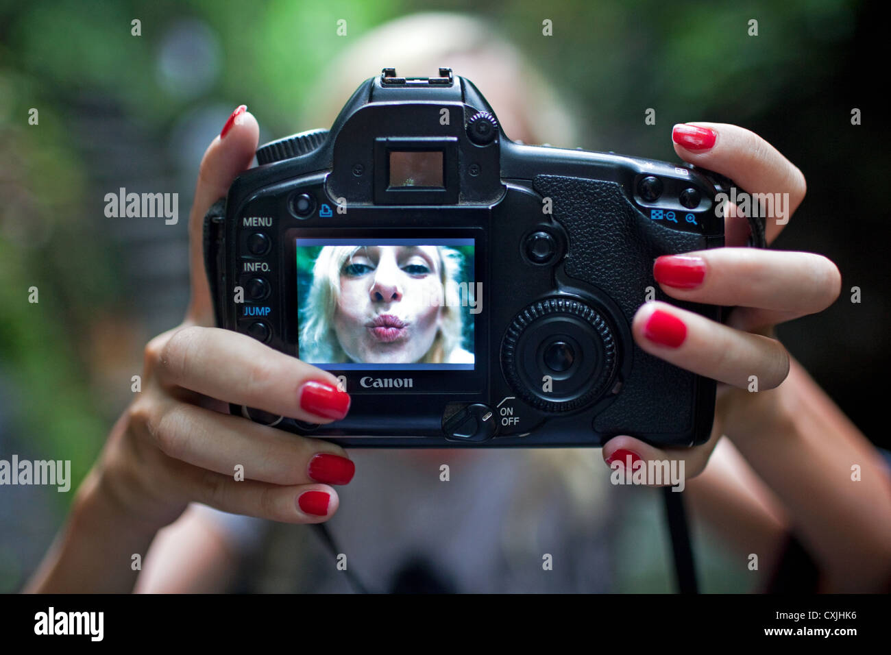 Woman takes picture camera hi-res stock photography and images - Alamy