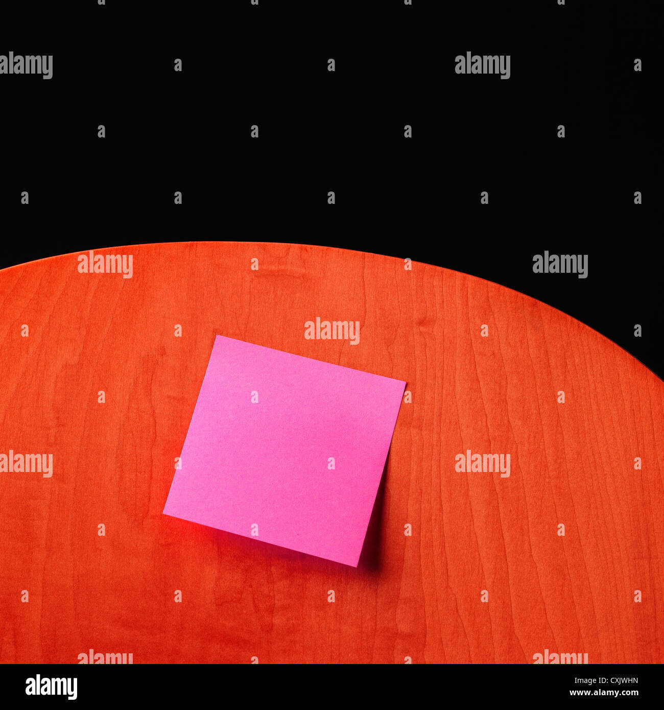 Blank pink post it note stuck to wooden chair back Stock Photo - Alamy