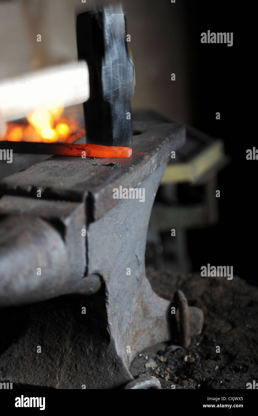 Making a decorative pattern on the anvil Stock Photo - Alamy