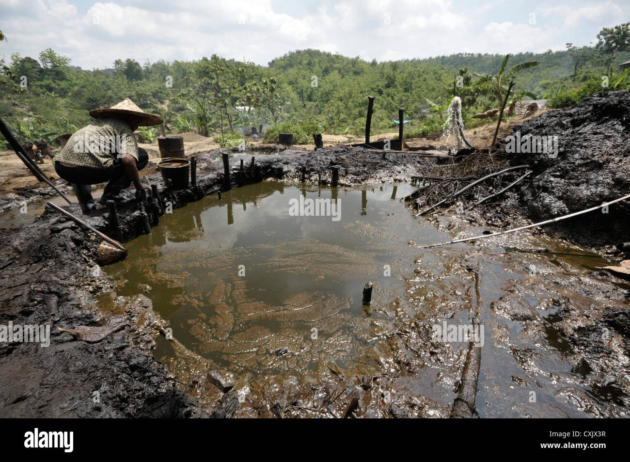 Pollution from freelance oil-refining and mining teams stains the Stock ...