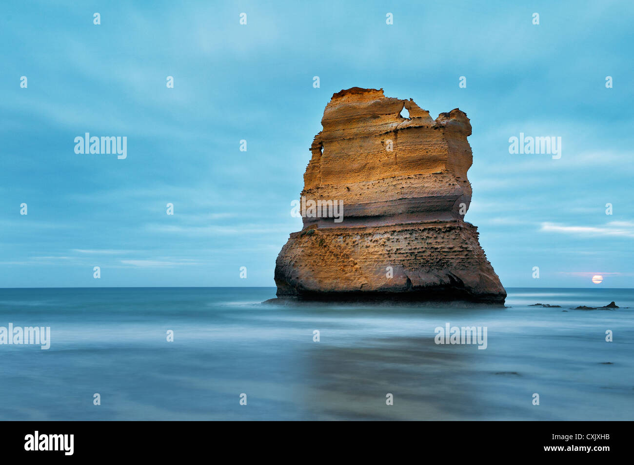 One of the Twelve Apostles at dawn with full moon Stock Photo - Alamy
