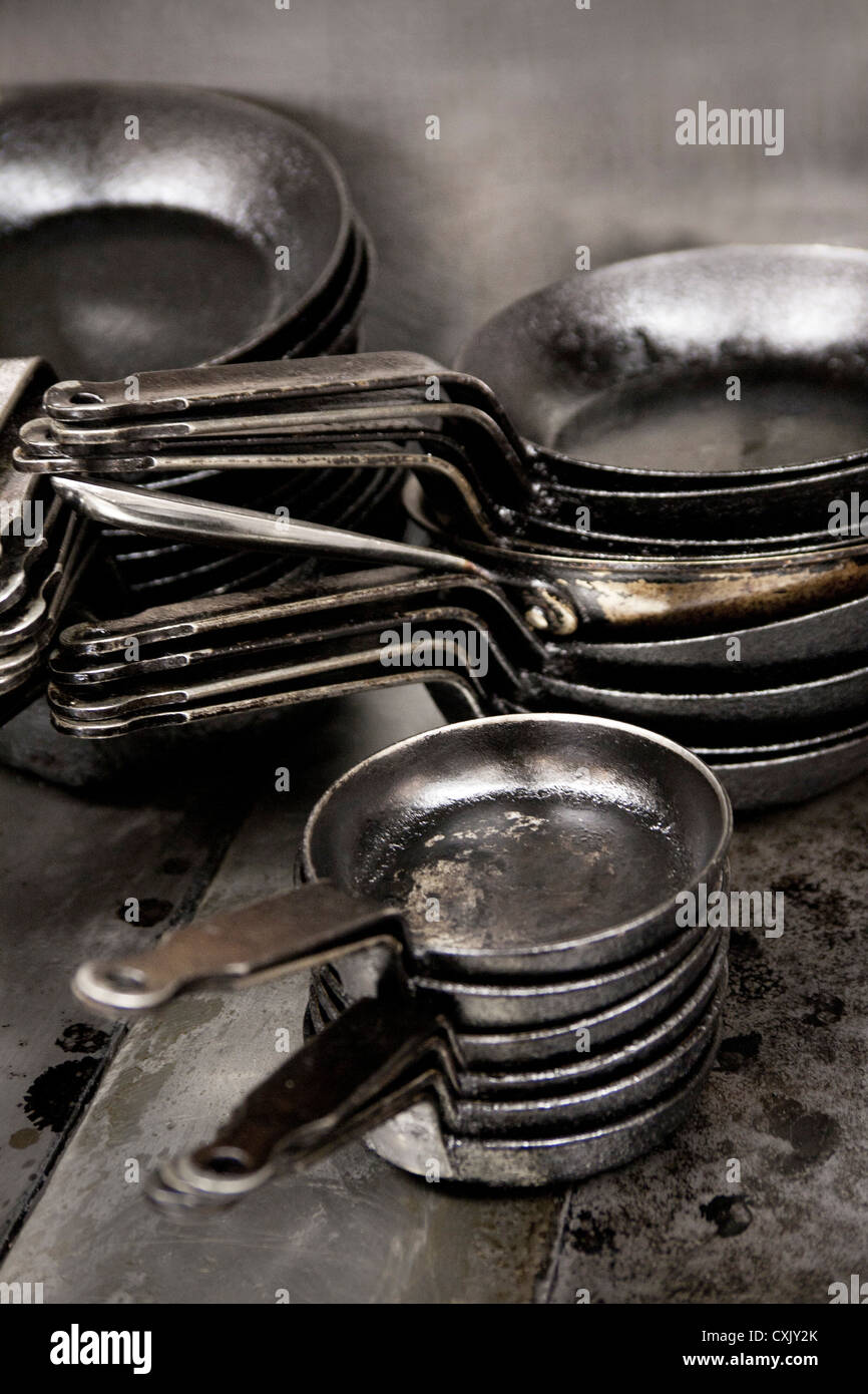 Silver pans hi-res stock photography and images - Alamy