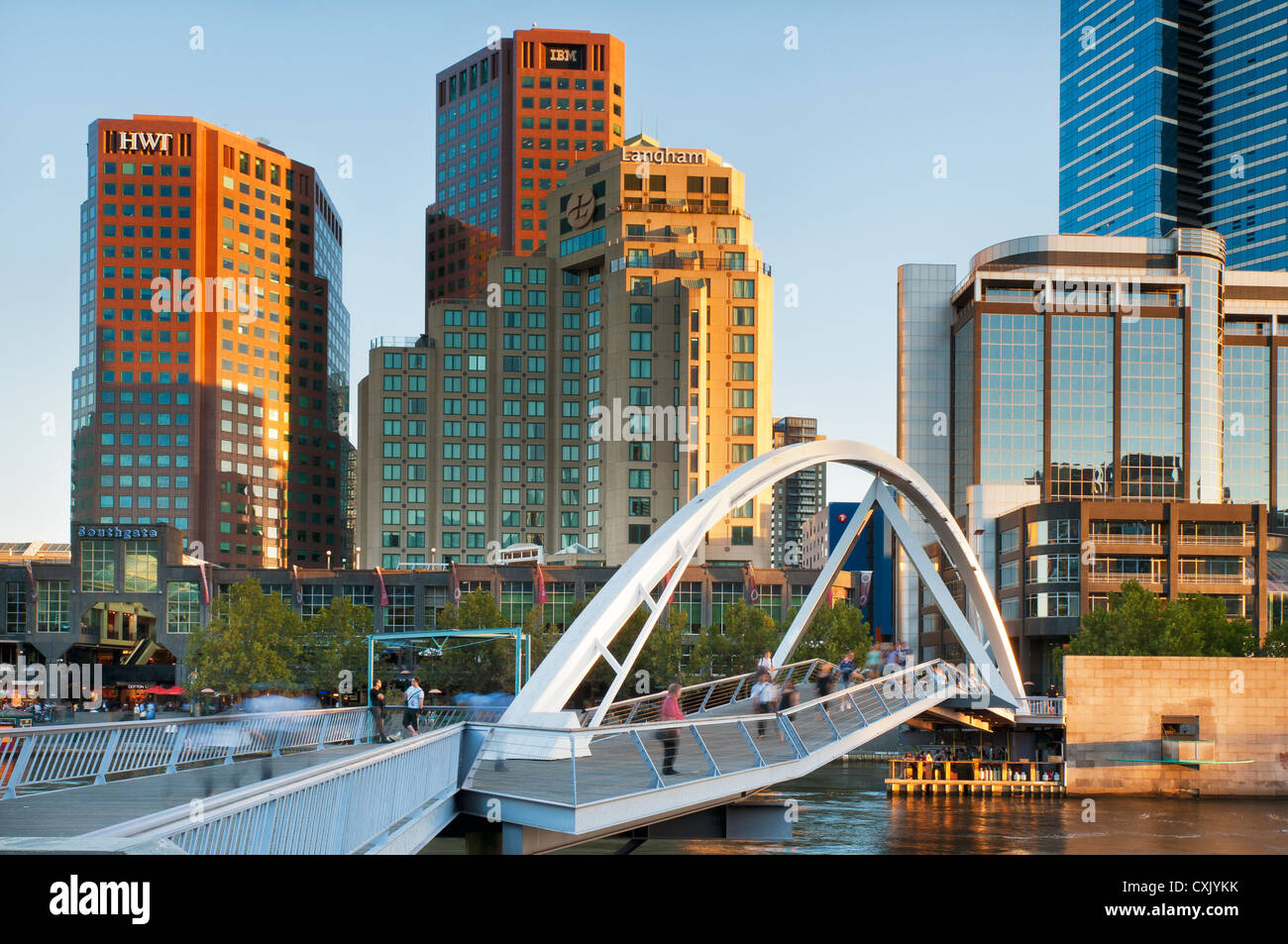 Melbourne's Footbridge crossing the Yarra River Stock Photo - Alamy