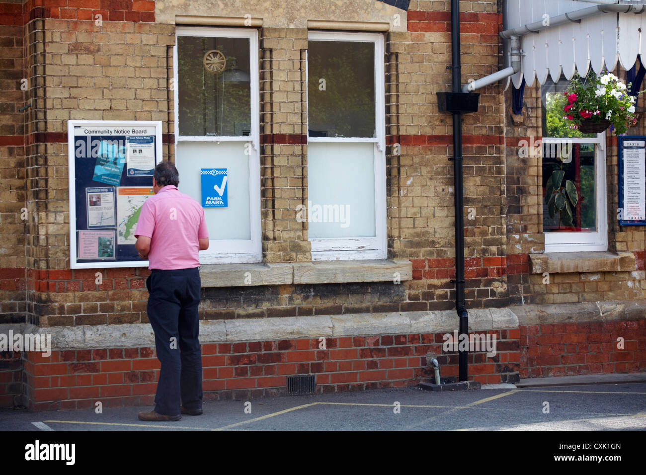 Train notice board hi-res stock photography and images - Alamy