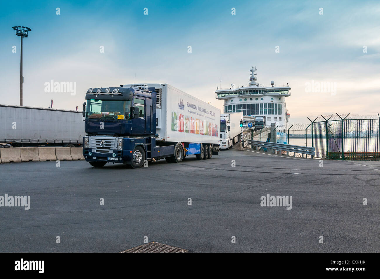 Unloading containers ship uk hi-res stock photography and images - Alamy