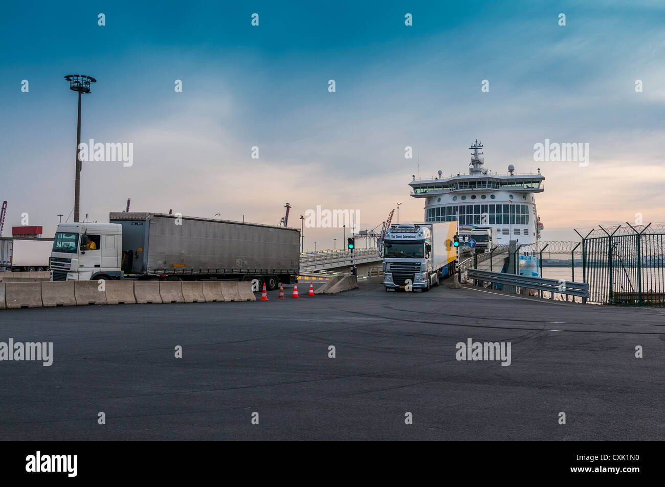 Unloading containers ship uk hi-res stock photography and images - Alamy