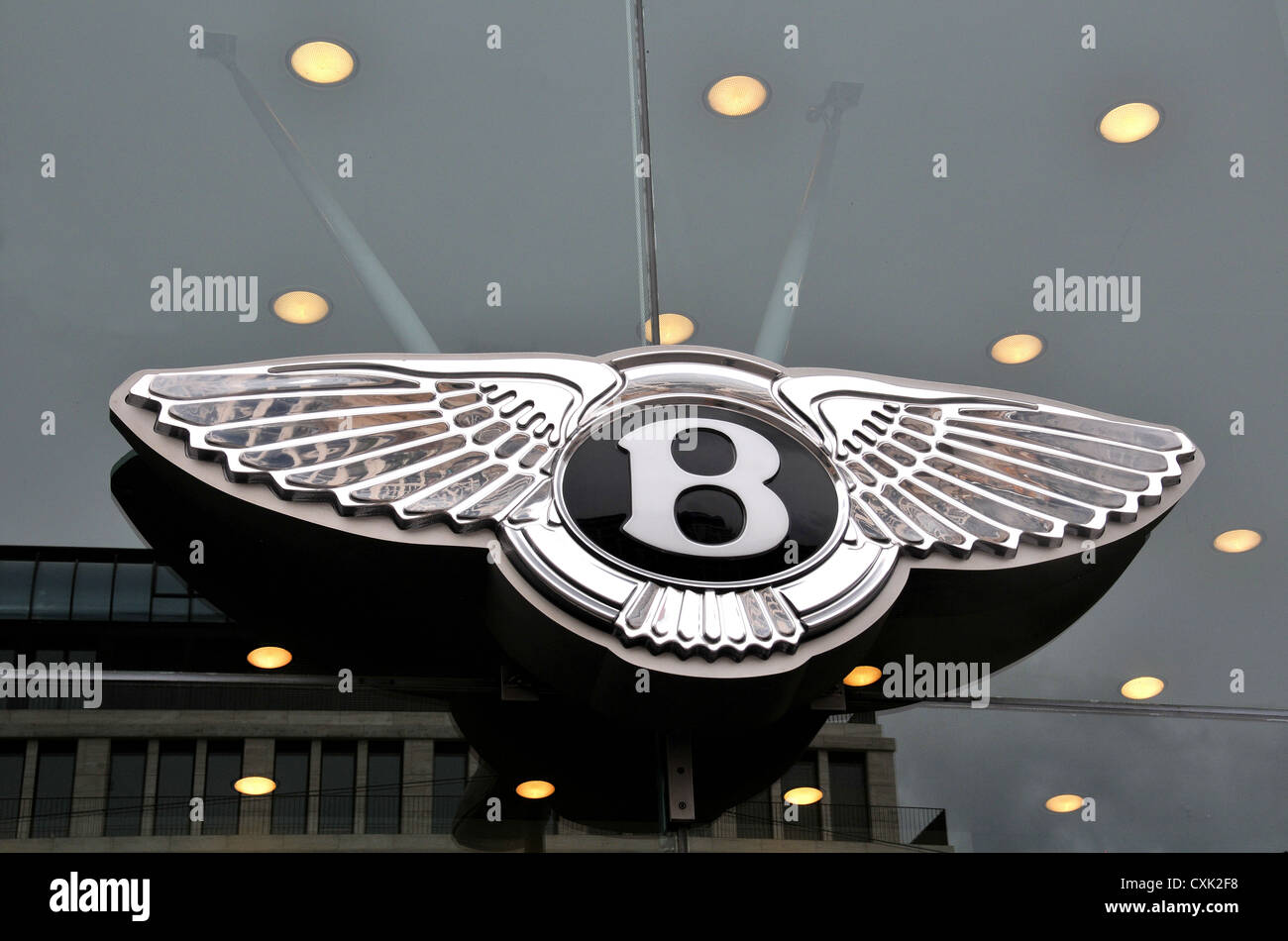 Silver bentley logo sign hi-res stock photography and images - Alamy