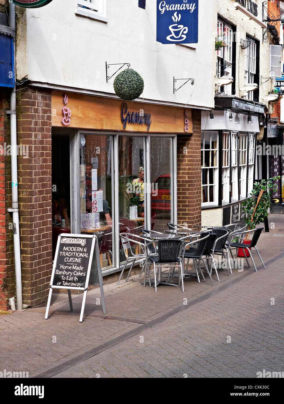 Pavement cafe UK. Restaurant seating at the Granary, Parson's street ...