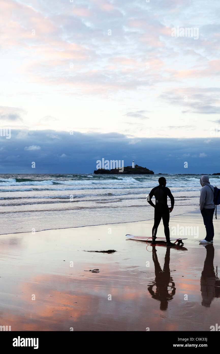 Hayle beach, Cornwall, young man with surf board going out to surf at ...