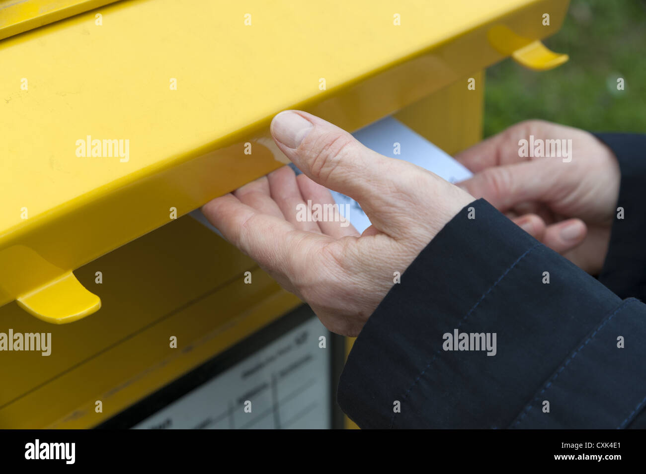 Hands with a letter to a mailbox Stock Photo - Alamy