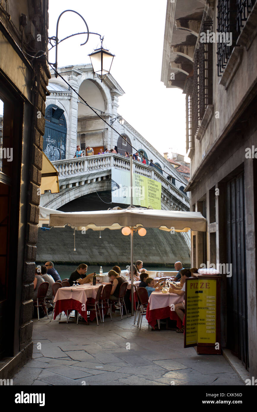Restaurant next to the Rialto bridge in Venice, Italy Stock Photo - Alamy