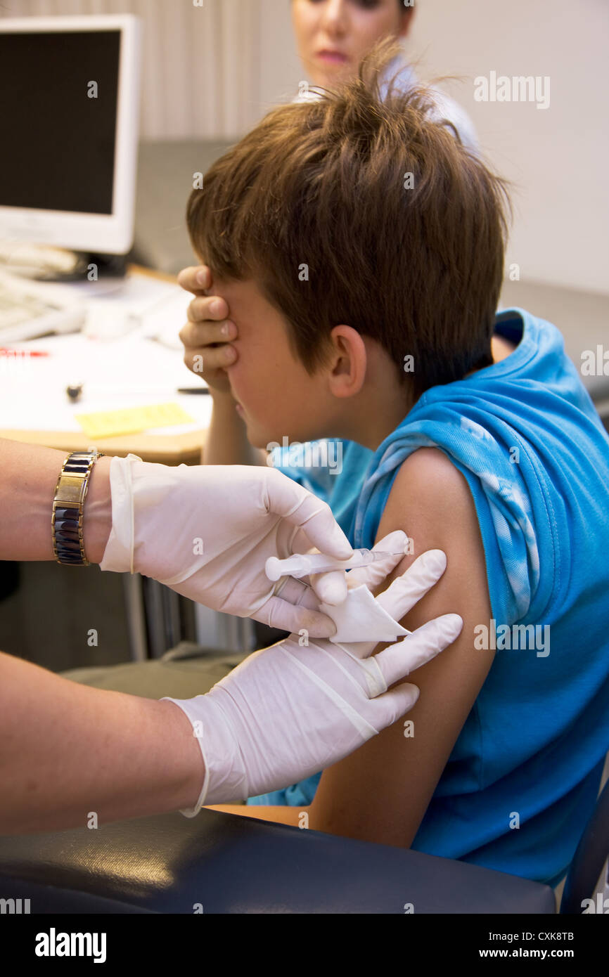 Pediatrician inoculate a child Stock Photo - Alamy