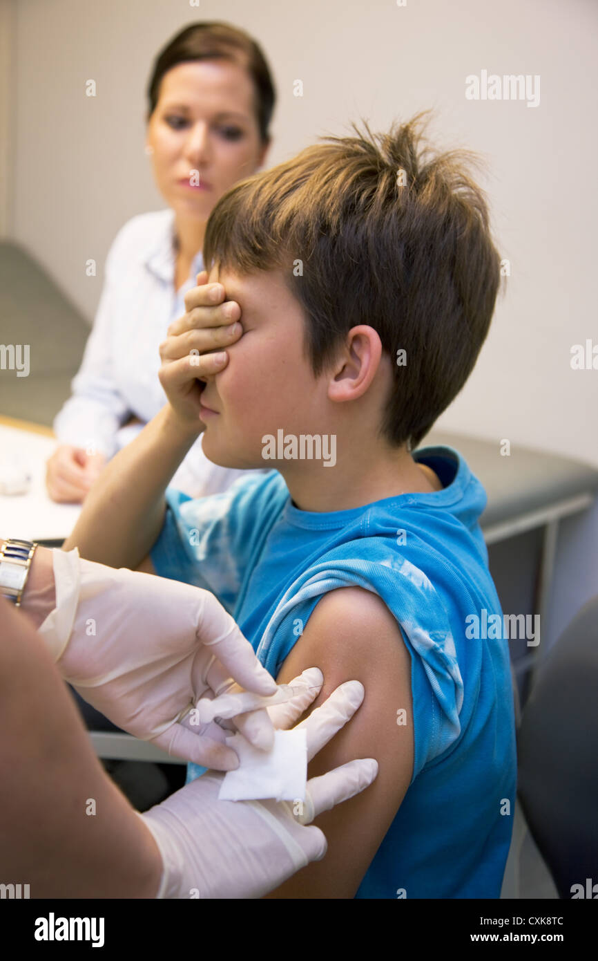 Pediatrician inoculate a child Stock Photo - Alamy