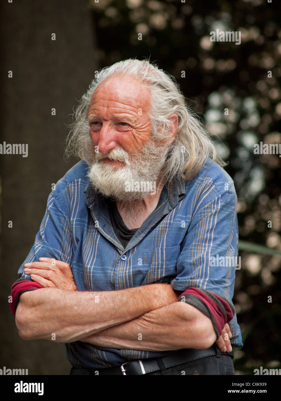 Elderly men stands hi-res stock photography and images - Alamy