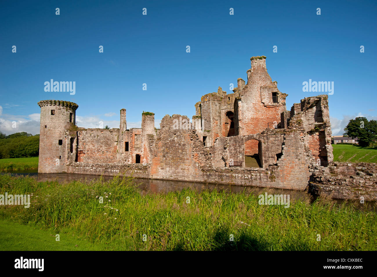 13th century triangular scottish castle hi-res stock photography and ...