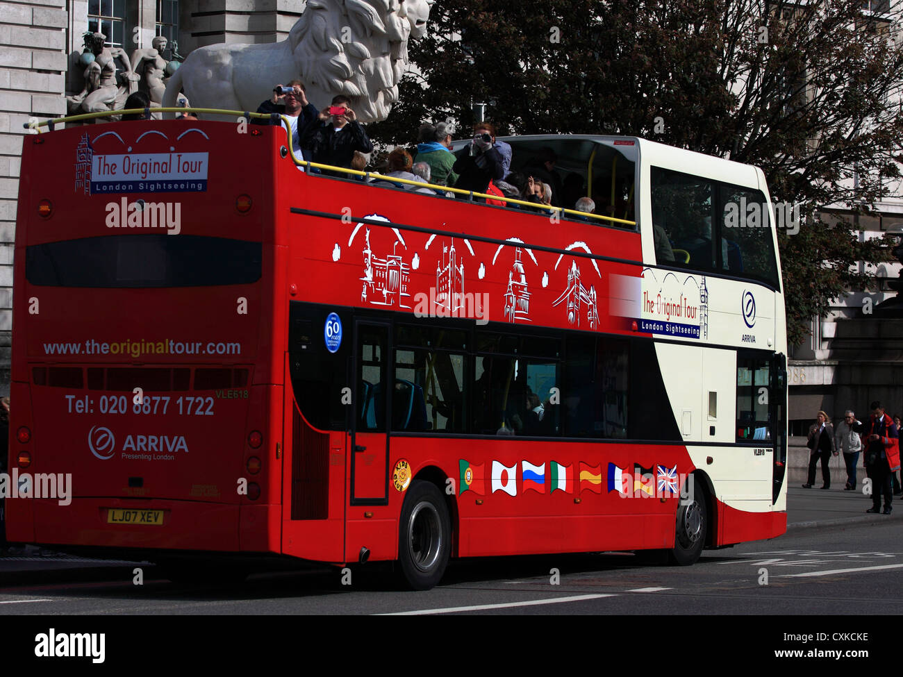 Back of london tour bus hi-res stock photography and images - Alamy