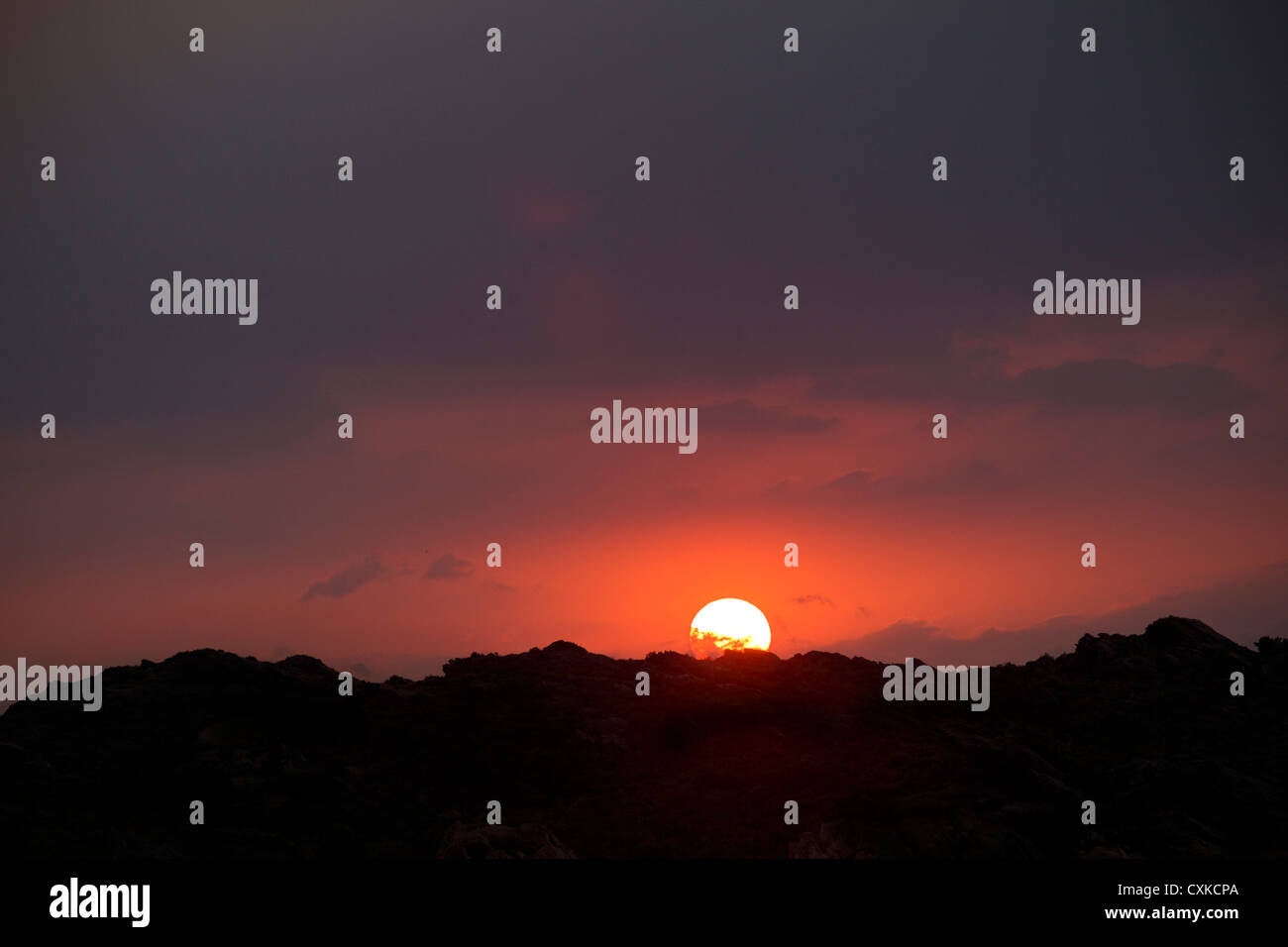 Sun setting behind a mountain hi-res stock photography and images - Alamy