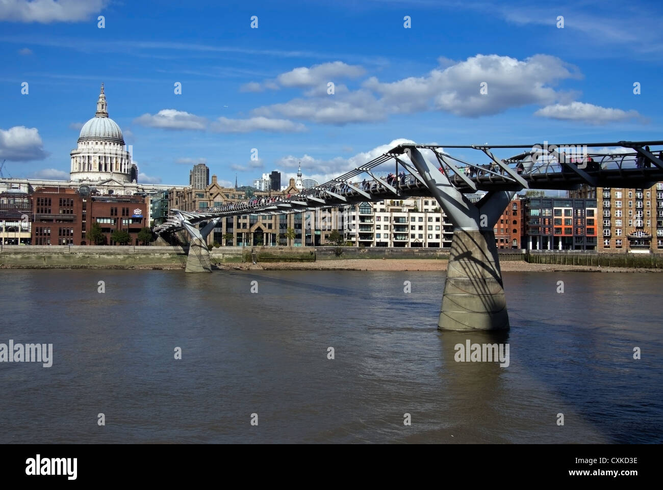 Millennium bridge wobbly bridge london hi-res stock photography and ...