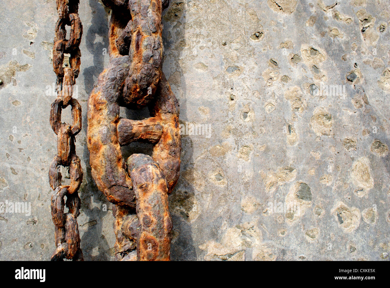 Rusty mooring chains Stock Photo - Alamy