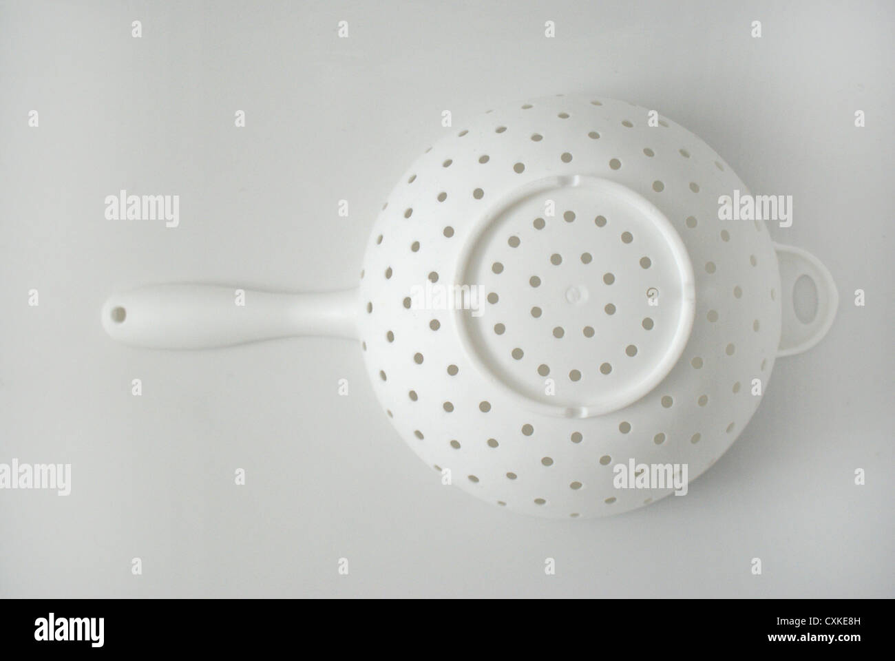 White kitchen colander Stock Photo - Alamy