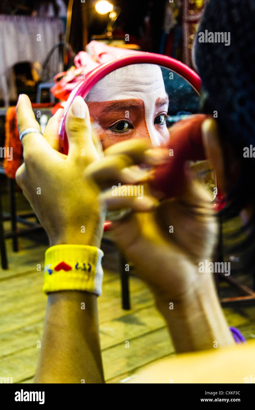 Chinese opera actor backstage hi-res stock photography and images - Alamy