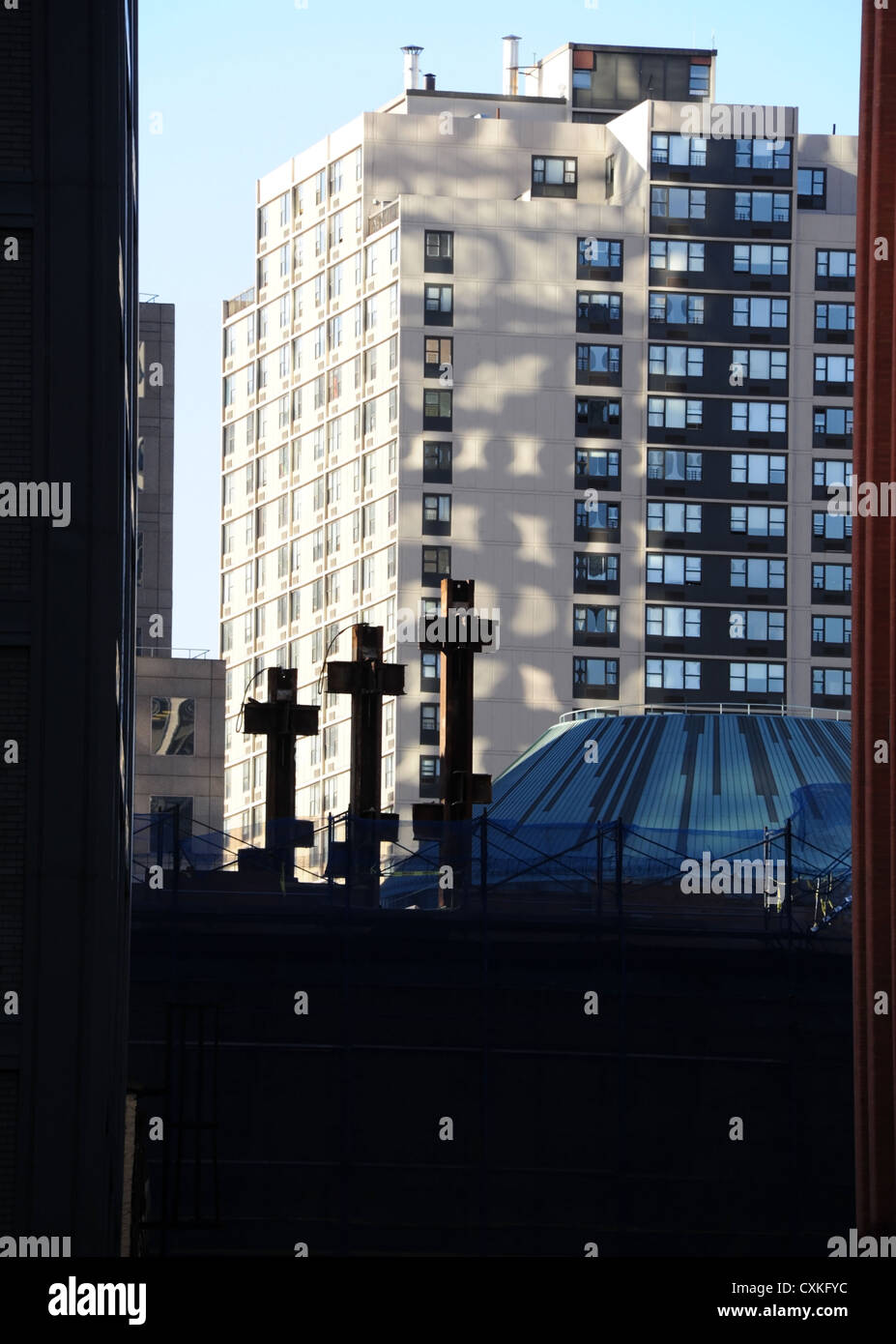 Blue sky shade view, to grey skyscraper, 3 steel crossbeams rising ...
