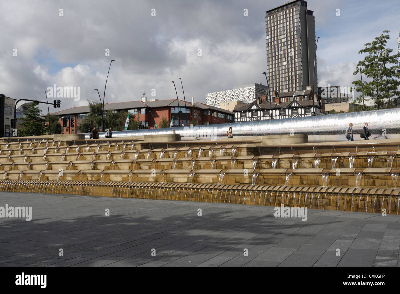 The water feature in front of the railway station in Sheffield City ...