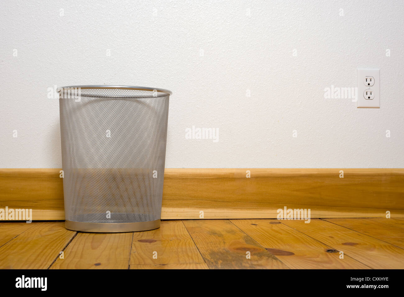 Trash can empty hi-res stock photography and images - Alamy