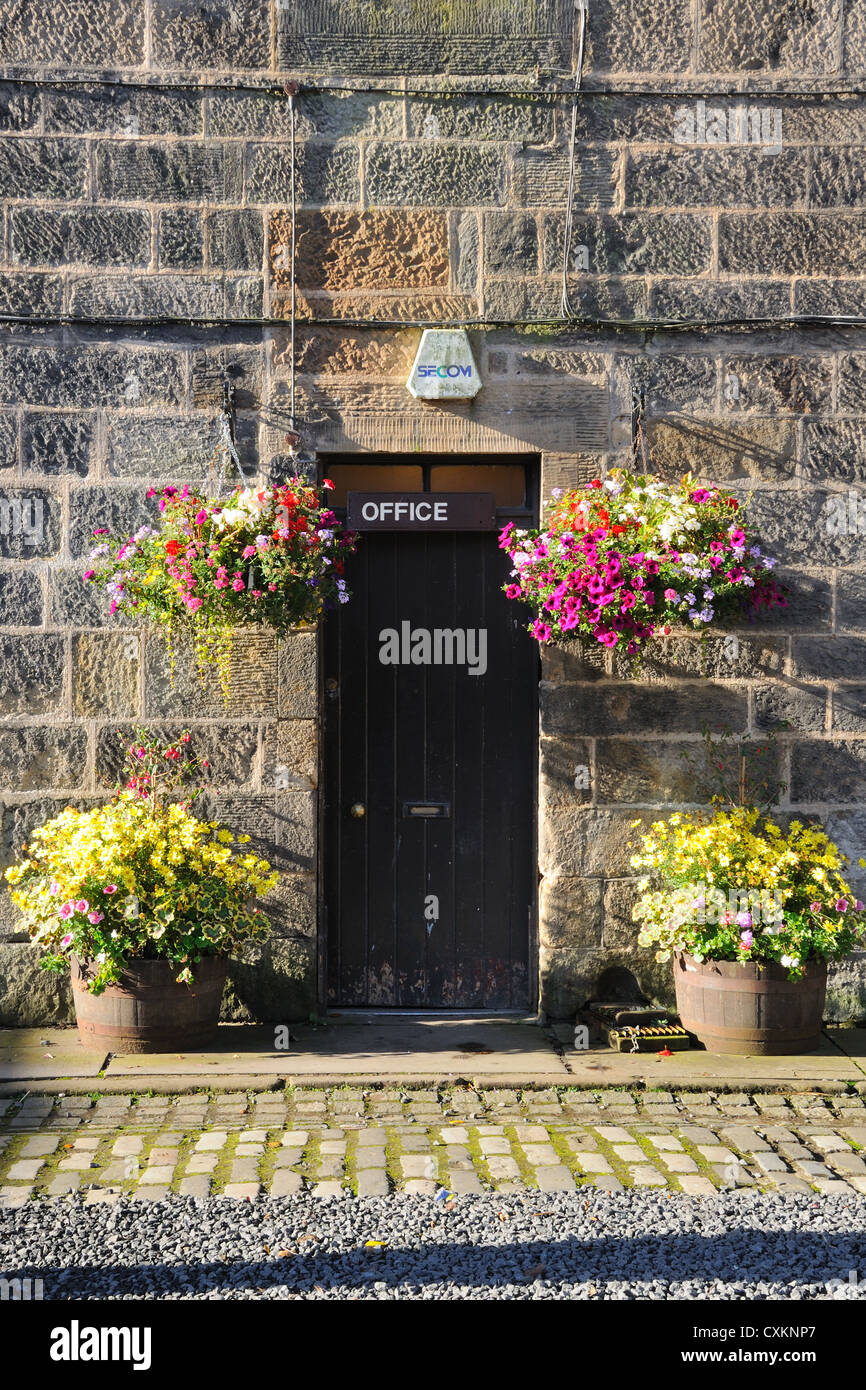 Cobbled courtyard hi-res stock photography and images - Alamy