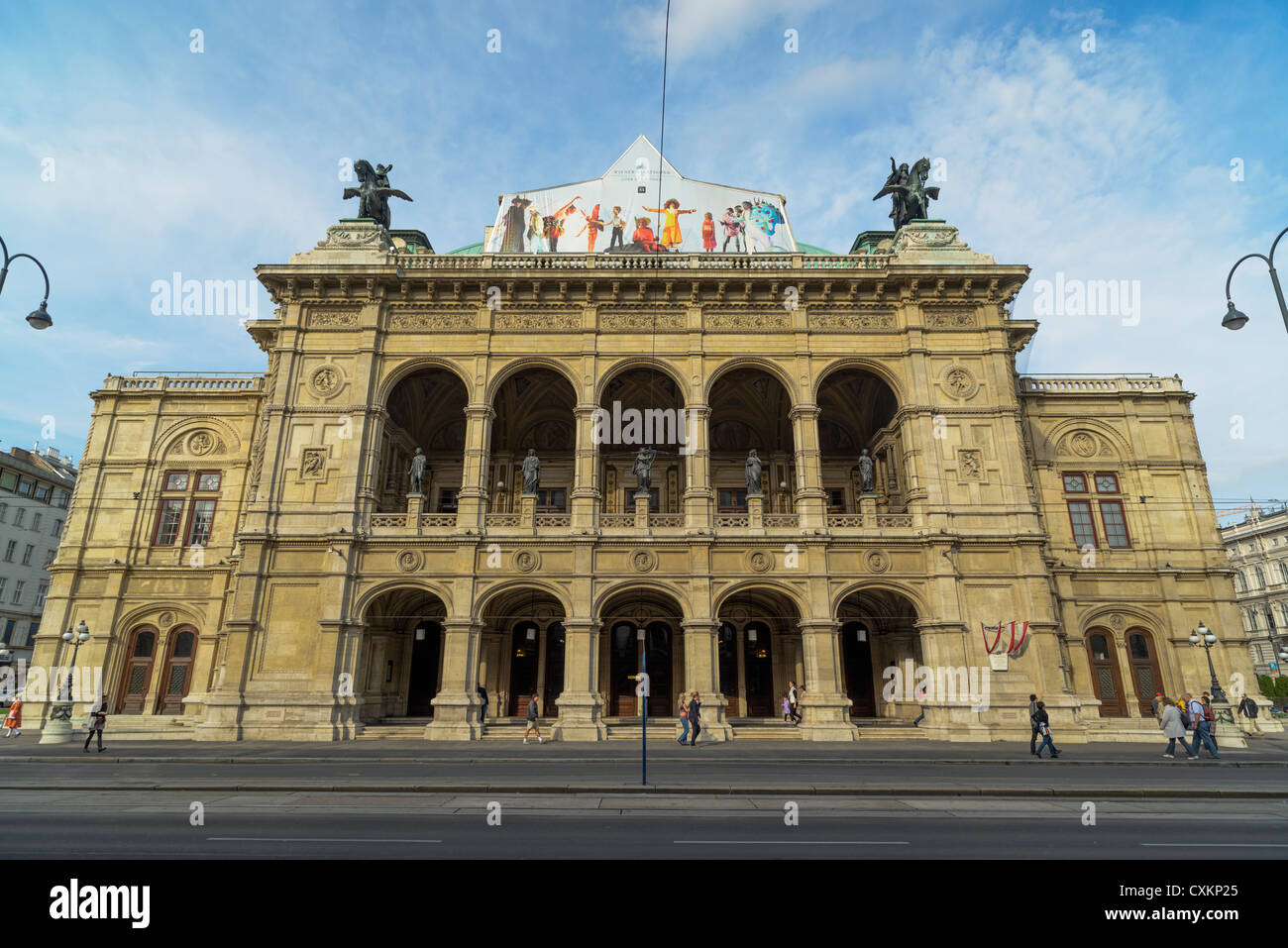 Vienna state opera hi-res stock photography and images - Alamy