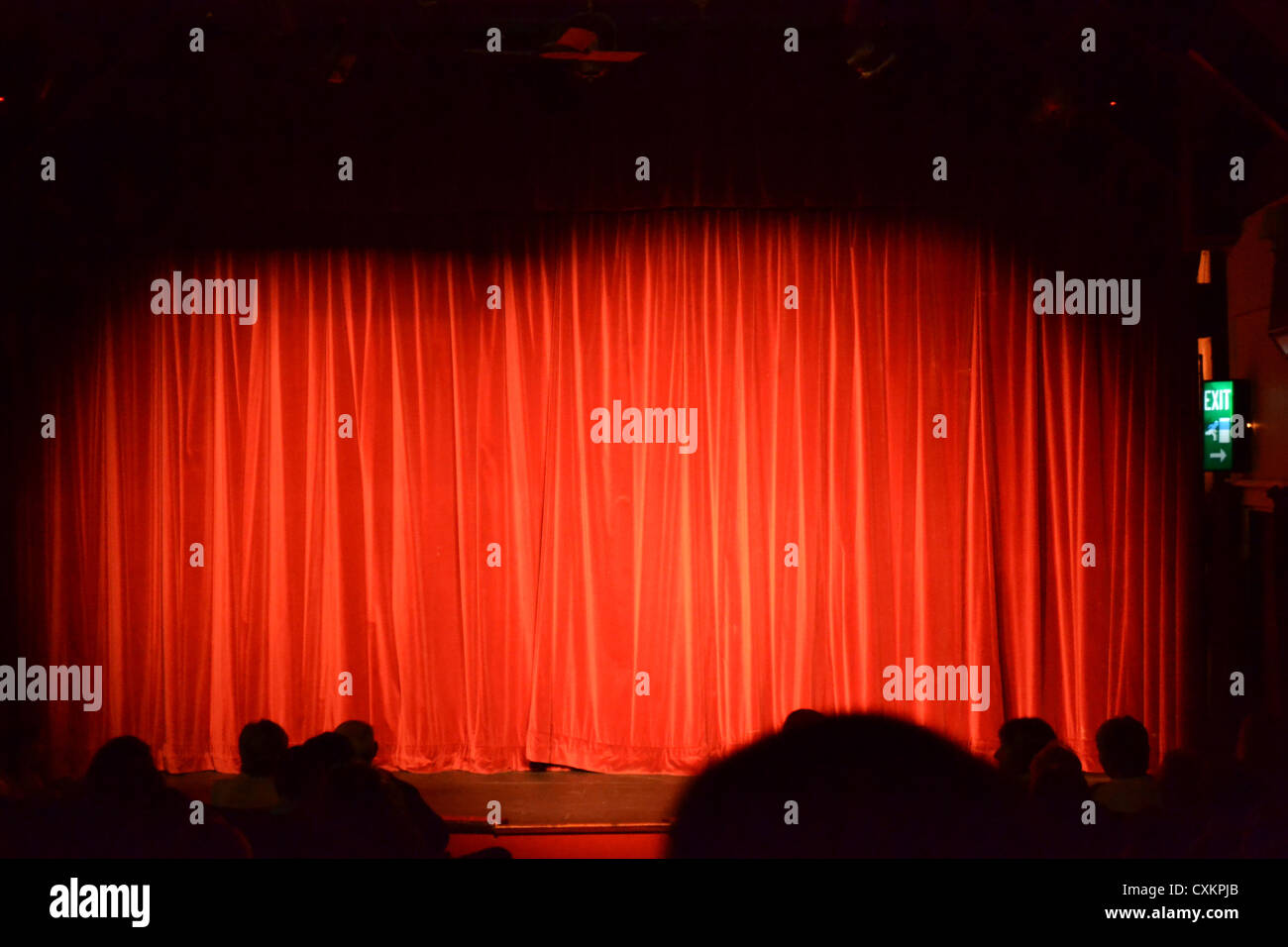 Play on stage theatre audience hi-res stock photography and images - Alamy