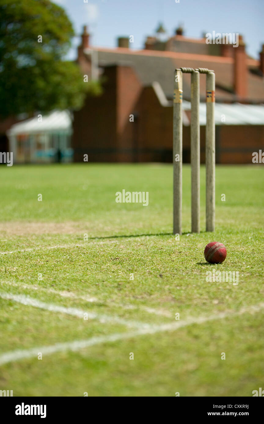 Ball hit stumps hi-res stock photography and images - Alamy