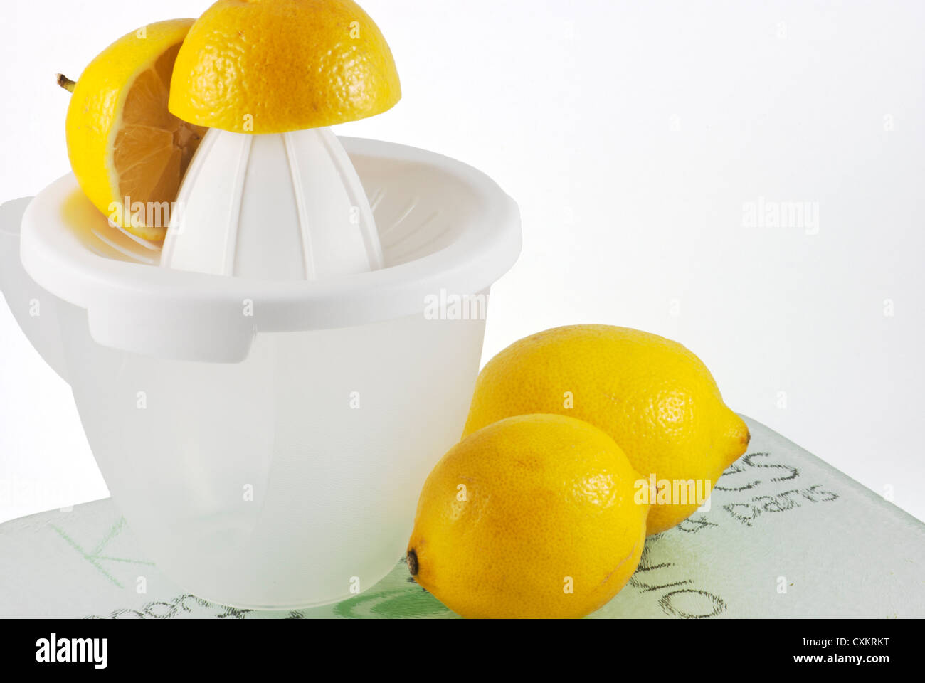 Squeezing lemon to make juice Stock Photo - Alamy