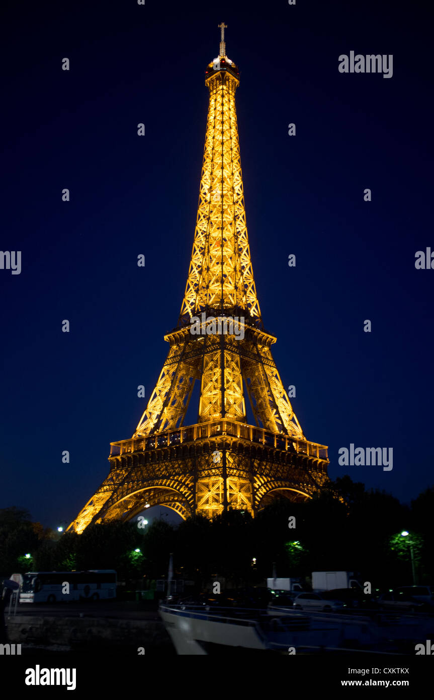 The Eiffel Tower lit up at night Stock Photo - Alamy The Eiffel Tower lit up at night Stock Photo - Alamy
