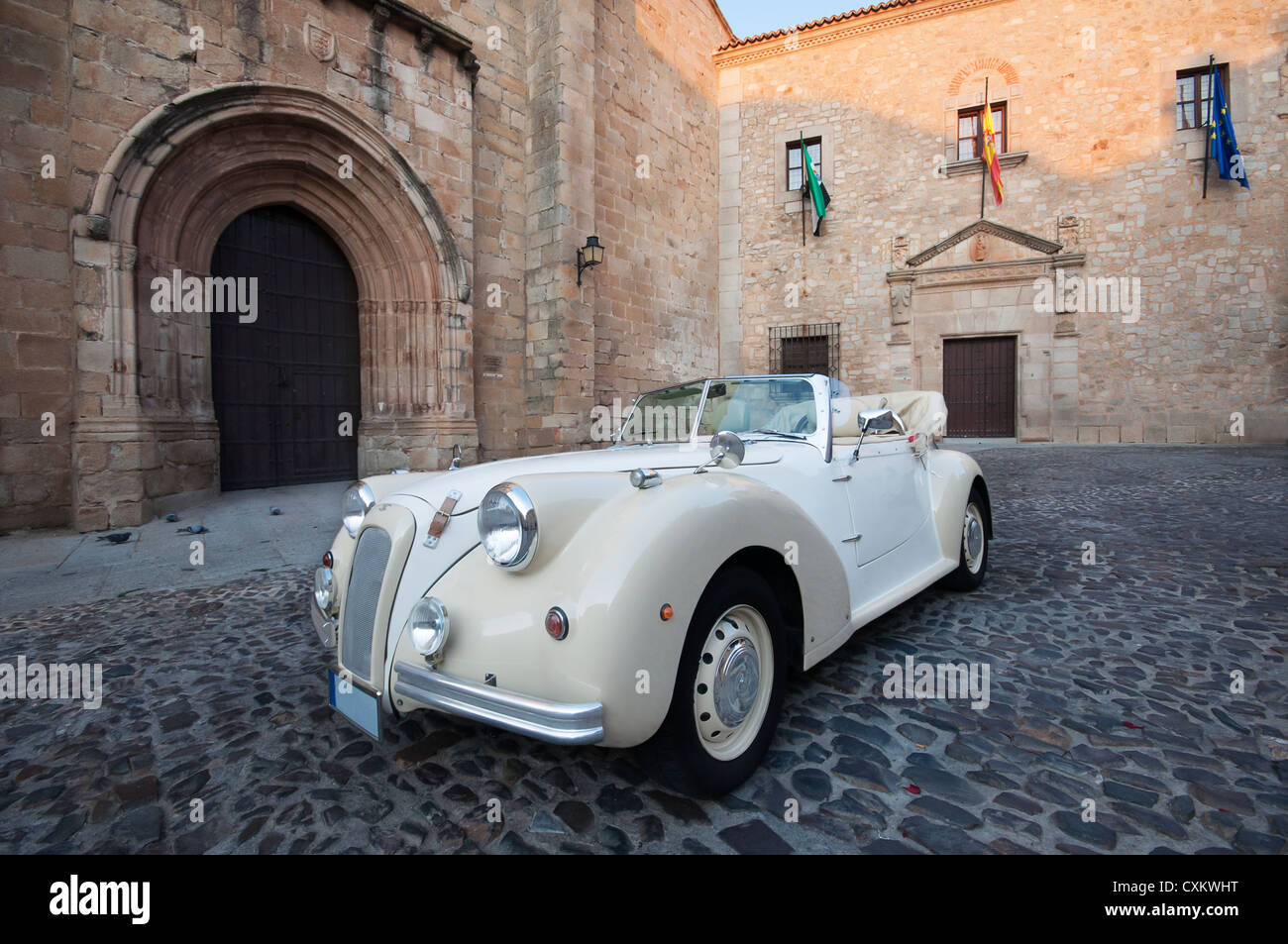 Vintage Wedding Car, medieval city background Stock Photo - Alamy