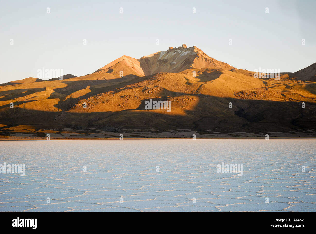 View of the volcano Tunupa from the Salar de Uyuni Stock Photo - Alamy