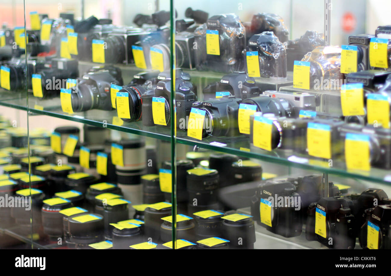 DSLR Cameras exposed in a shop Stock Photo - Alamy