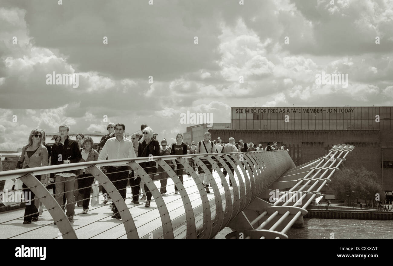 People walking across bridge hi-res stock photography and images - Alamy
