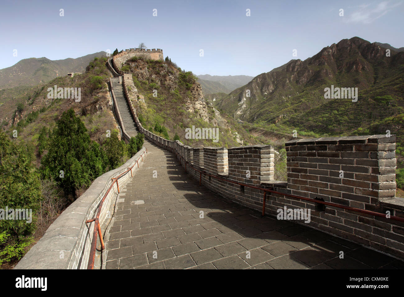 Tourist walkers on the Juyongguan pass section of the Great Wall of ...