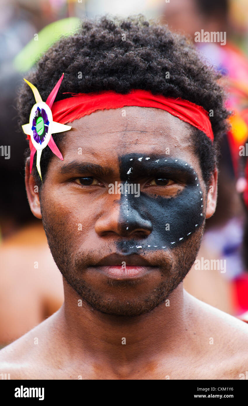 Papua new guinea man in tribal dress hi-res stock photography and ...