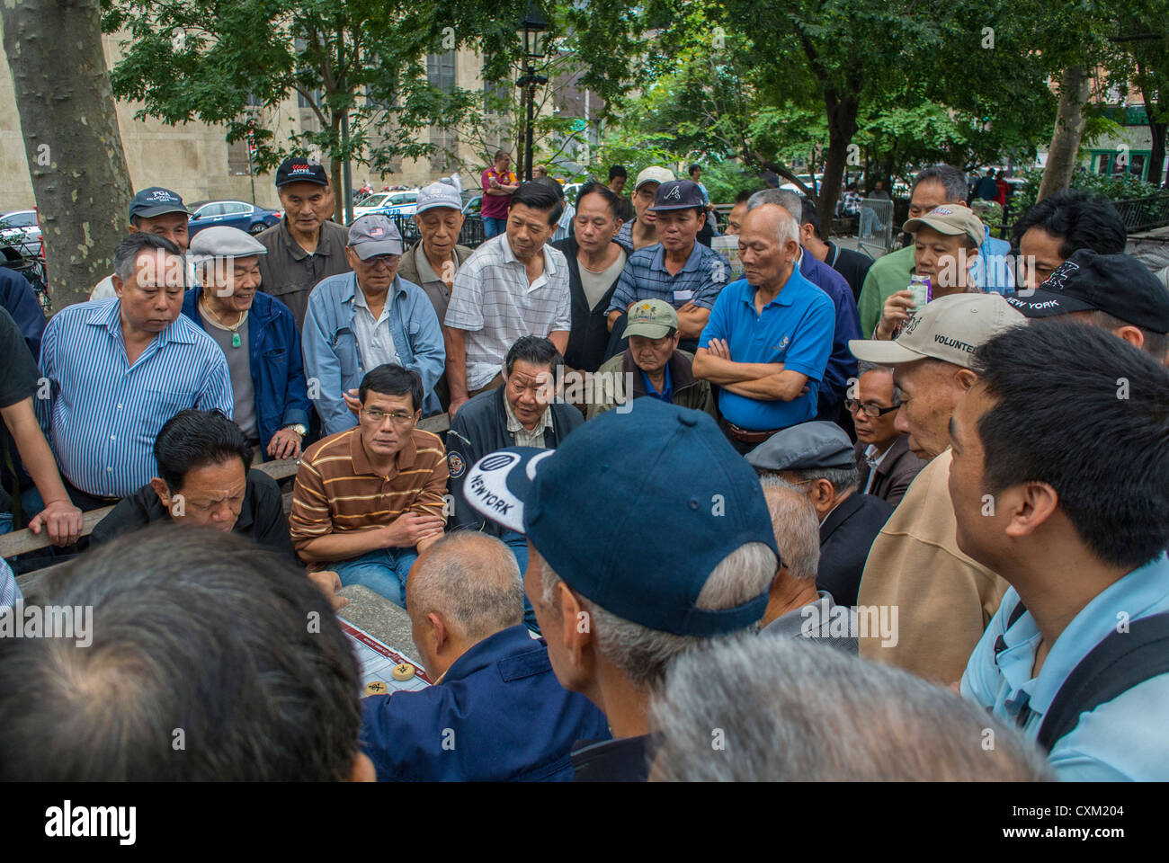 Chinese crowd people public park hi-res stock photography and images ...