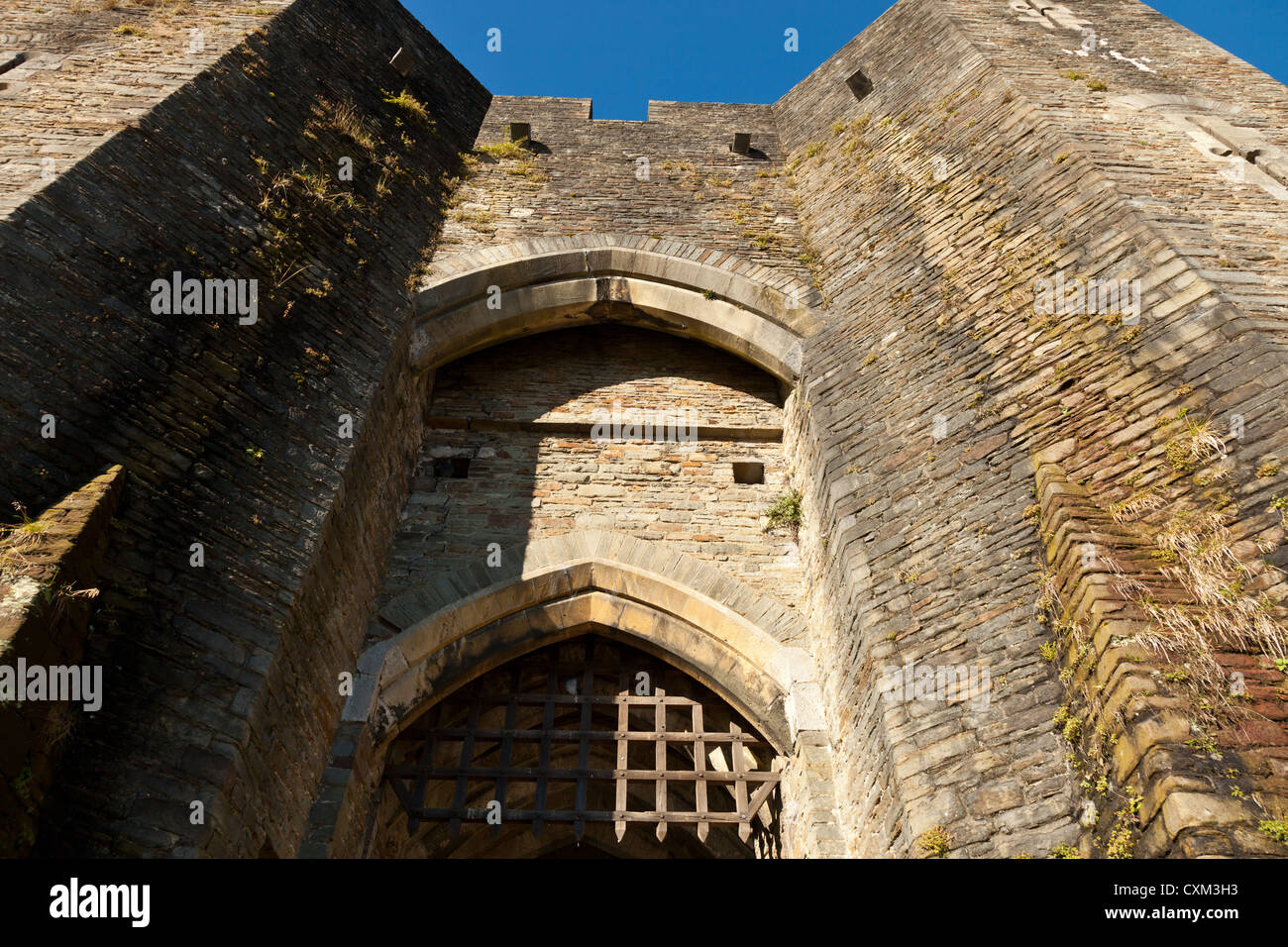 Castle drawbridge and portcullis hi-res stock photography and images ...