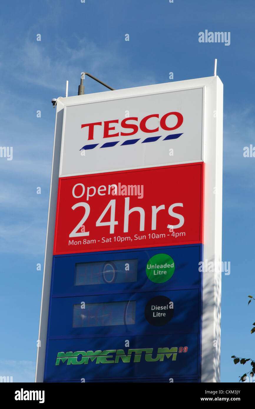 Tesco signage hi-res stock photography and images - Alamy