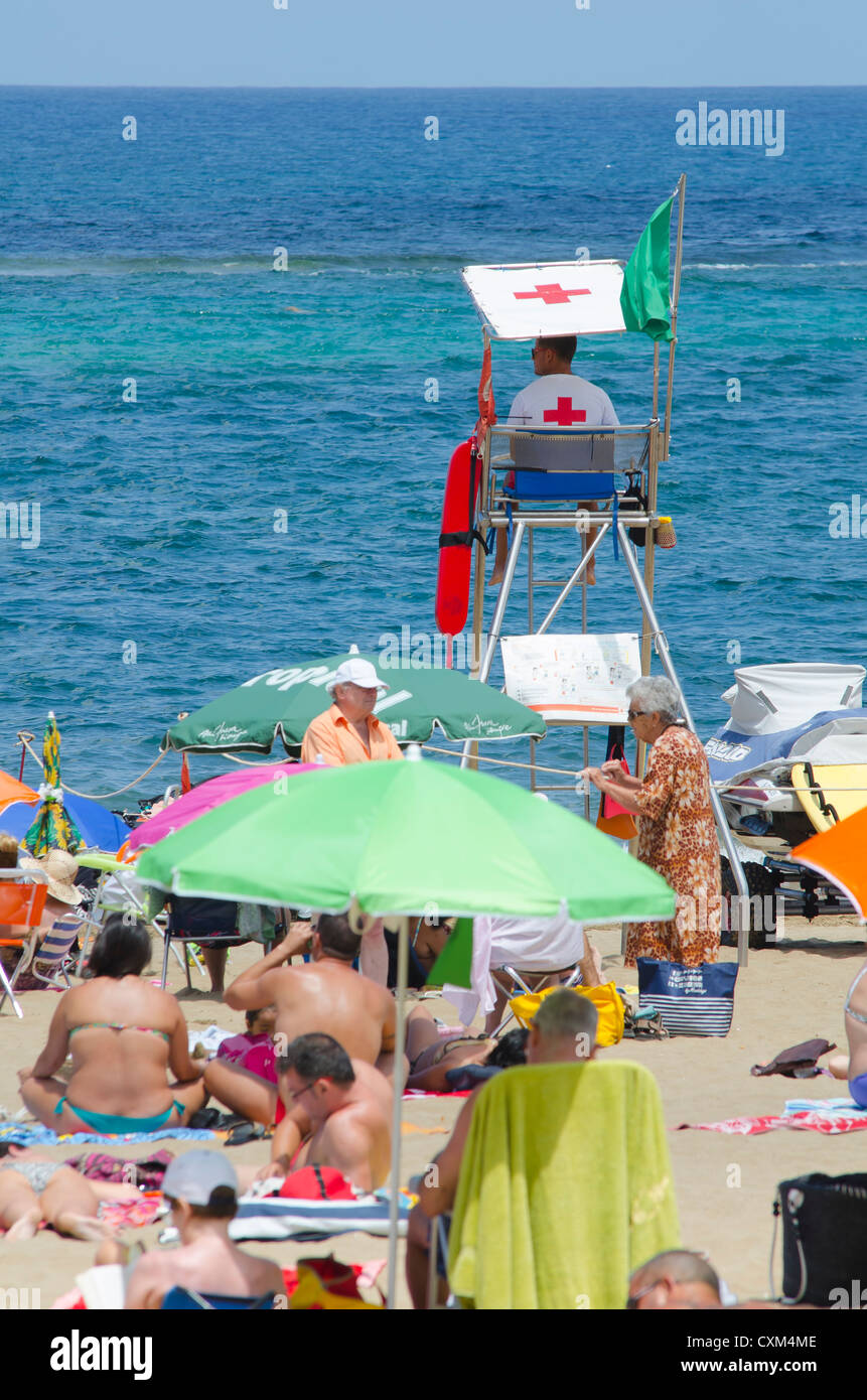 Red cross lifeguard on beach hi-res stock photography and images - Alamy