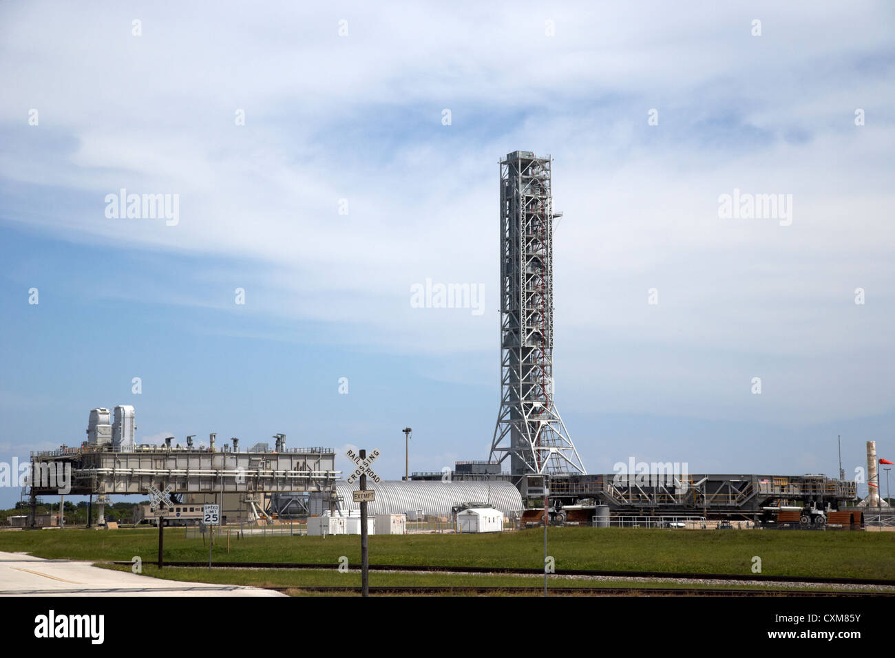 Mobile launcher platform mlp hi-res stock photography and images - Alamy