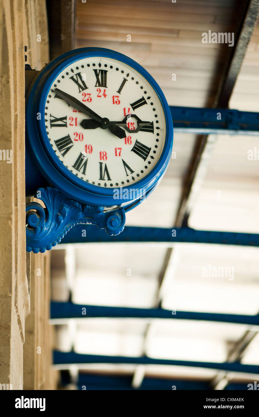 External clock hi-res stock photography and images - Alamy