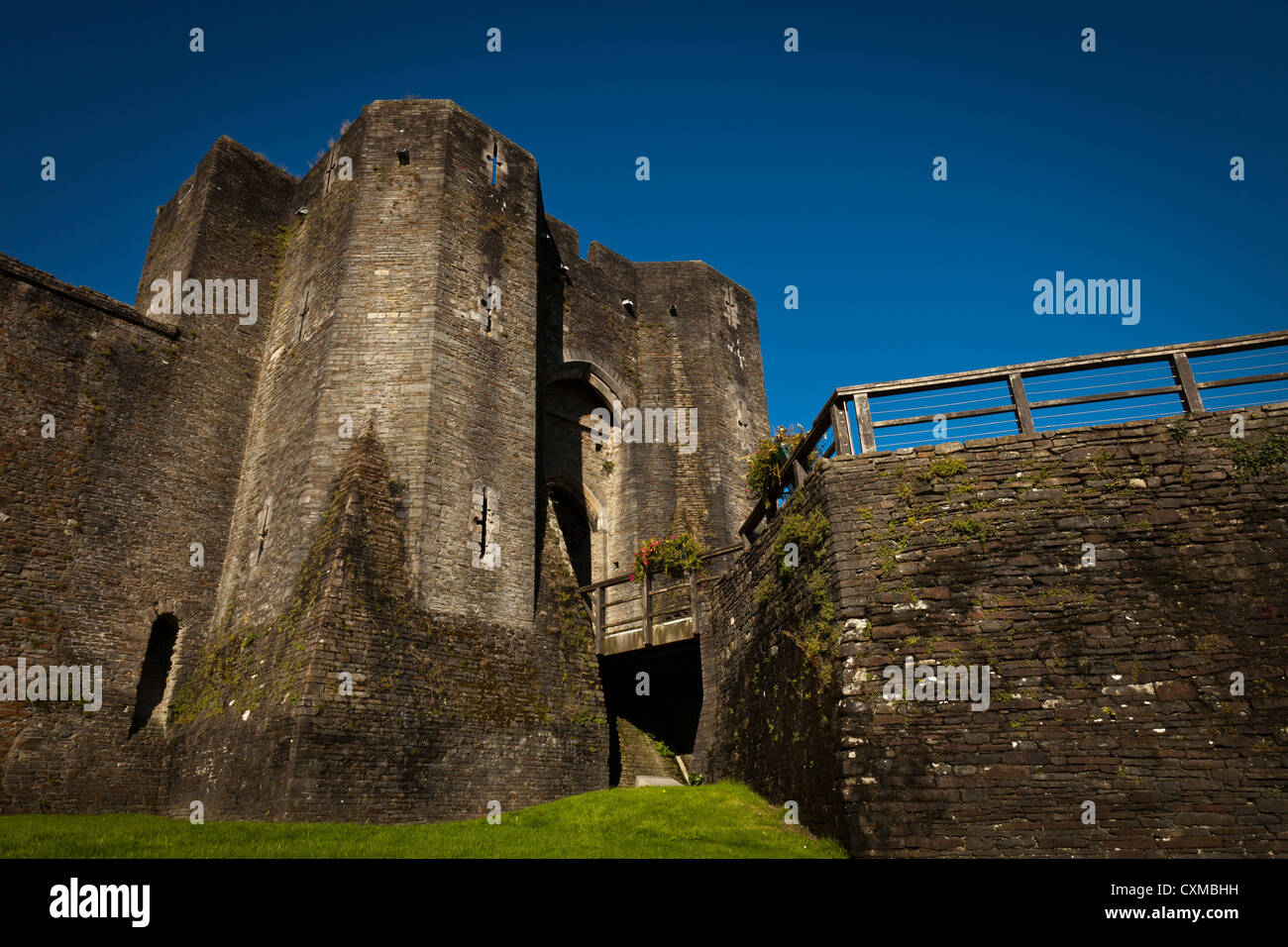 Castle drawbridge and portcullis hi-res stock photography and images ...